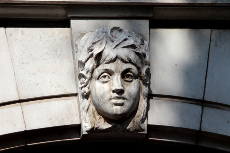 Les mascarons aux visages humains - Histoires de Paris